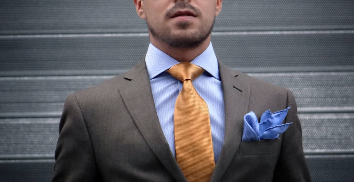 How to Match a Gold Tie with Your Suit